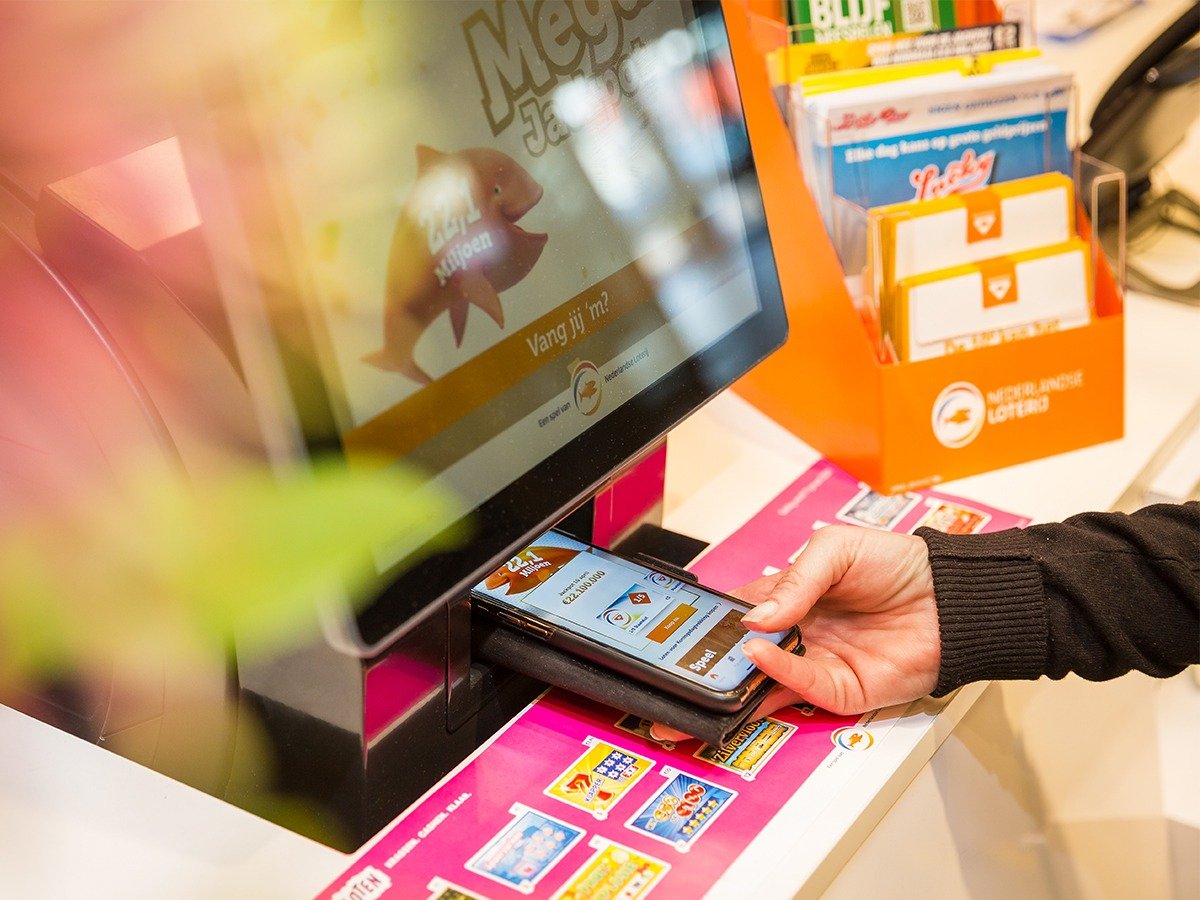Retailtechniek | Digitale loterijenterminals Albert Heijn - Hollander ...